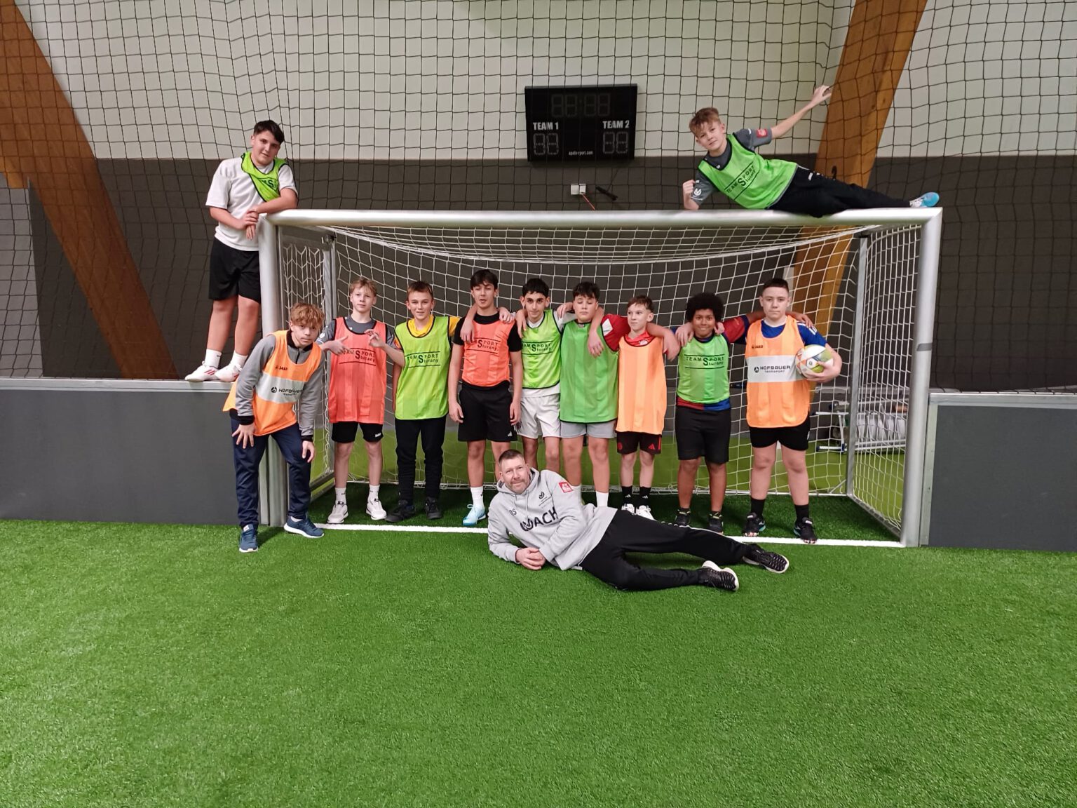 Ein besonderes Dankeschön für starke Leistungenn - U14b des FC Dingolfing mit gemeinsamen ...